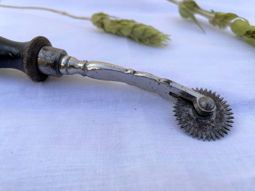 Wooden Handled Needle Point Tracing Wheel-serrated Edge Pattern Tracer ...