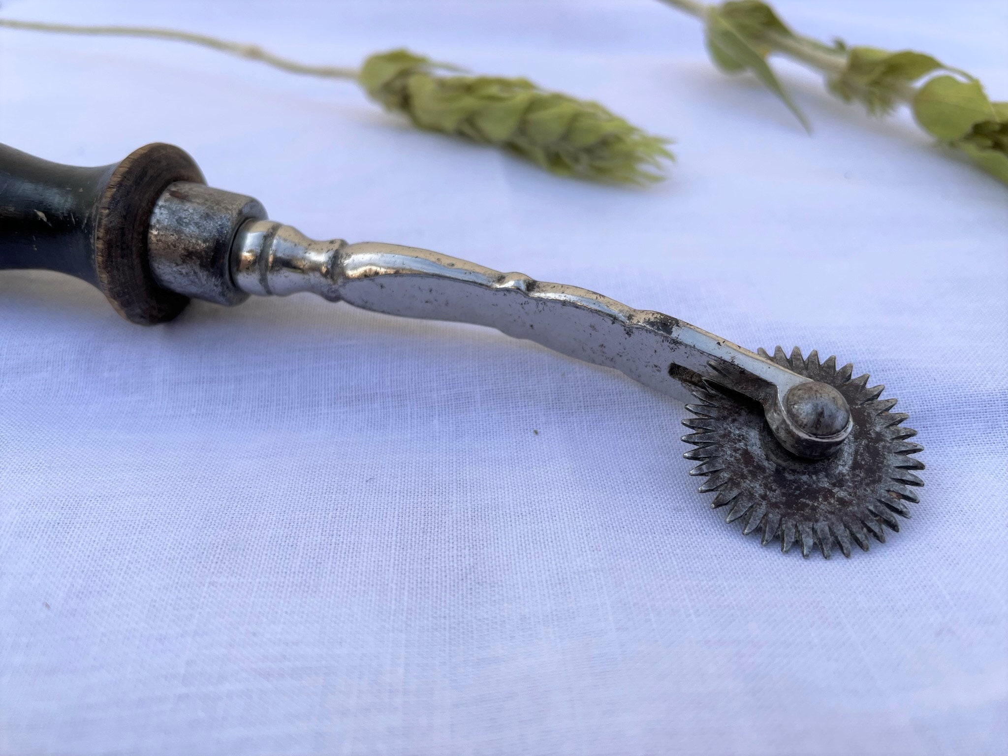 Wooden Handled Needle Point Tracing Wheel-serrated Edge Pattern Tracer ...