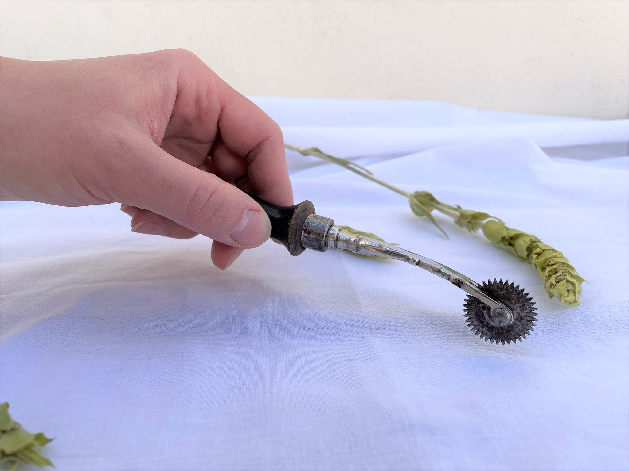 Wooden Handled Needle Point Tracing Wheel-serrated Edge Pattern Tracer ...