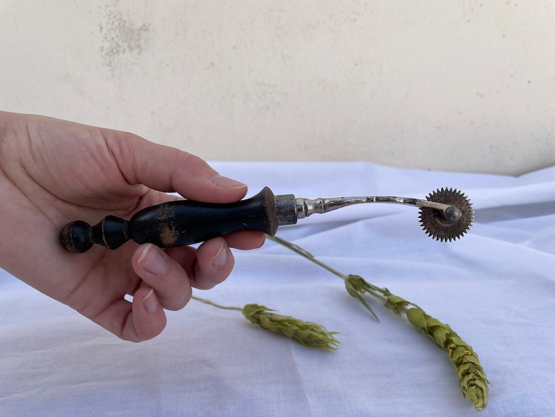 Wooden Handled Needle Point Tracing Wheel-serrated Edge Pattern Tracer Tracing Wheel Tailor ...