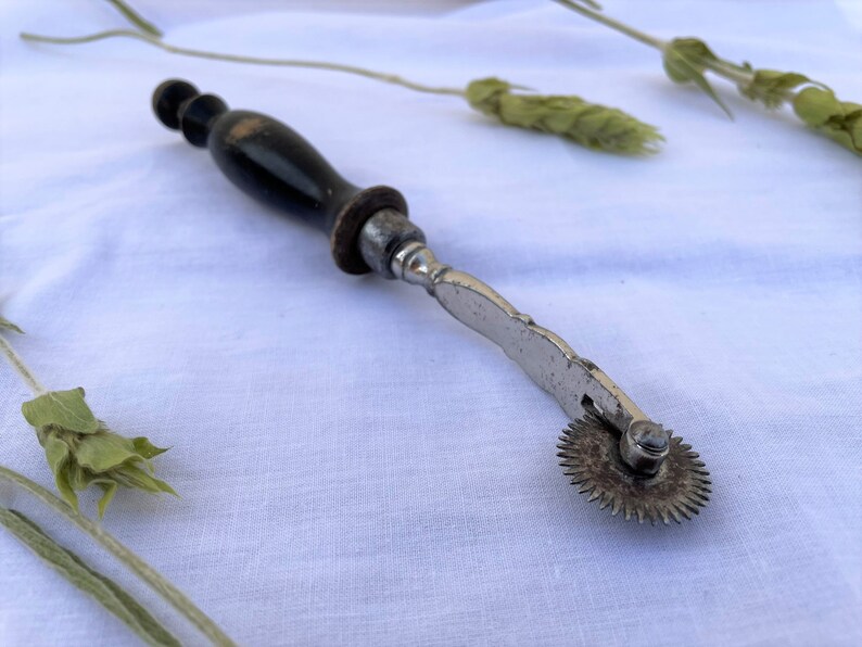 Wooden Handled Needle Point Tracing Wheel-serrated Edge Pattern Tracer ...