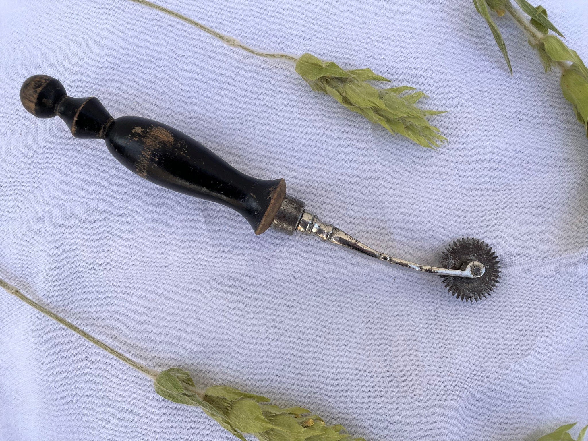 Wooden Handled Needle Point Tracing Wheel-serrated Edge Pattern Tracer ...