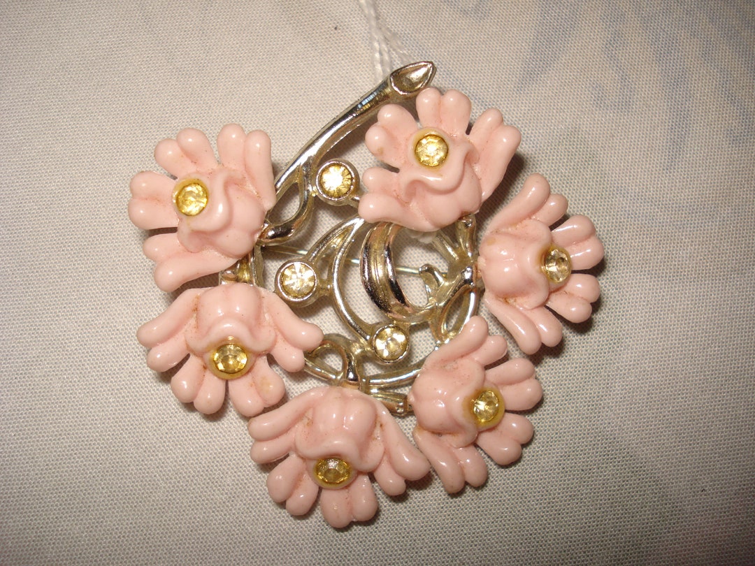 Broche américaine des années 1950 en résine et strass. Pour voir la vie ...