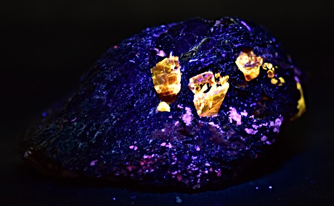 32 Gram Short Wave Fluorescent Red Zircon Crystal on Black Mica Matrix ...