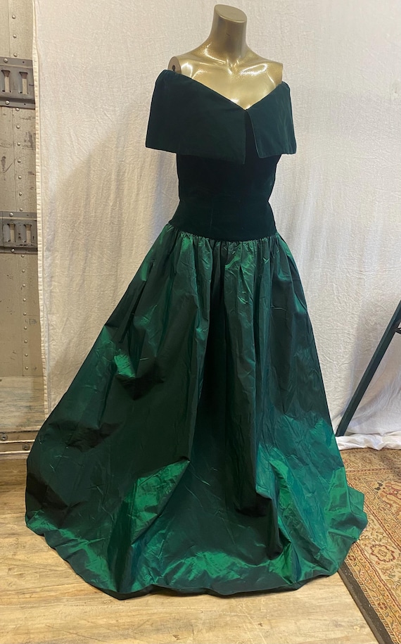 1980’s vintage formal gown. green velvet off shoulder… - Gem