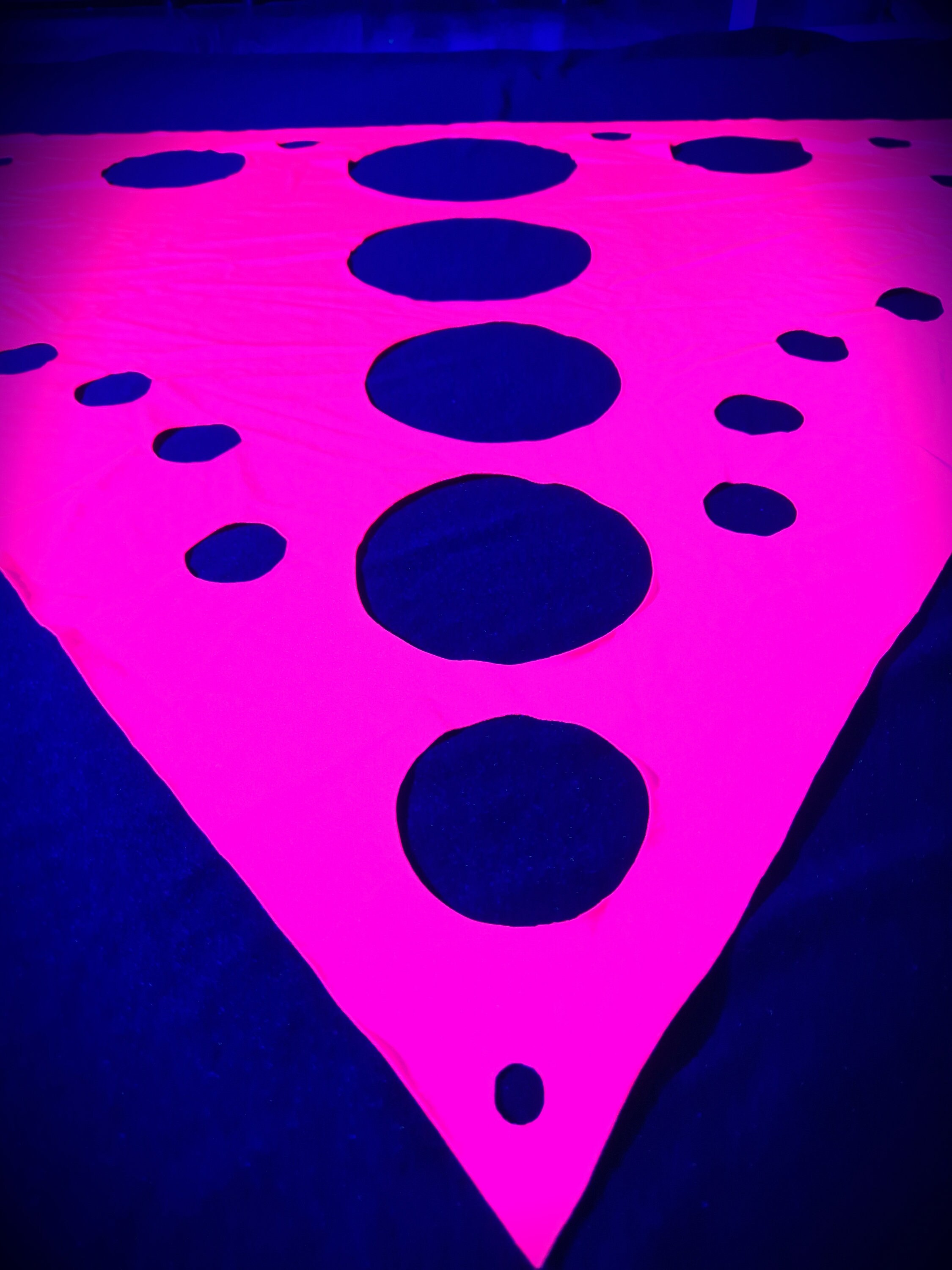 UV Reactive Décor, Triangular Ceiling Stretch Décor, Blacklight Party ...