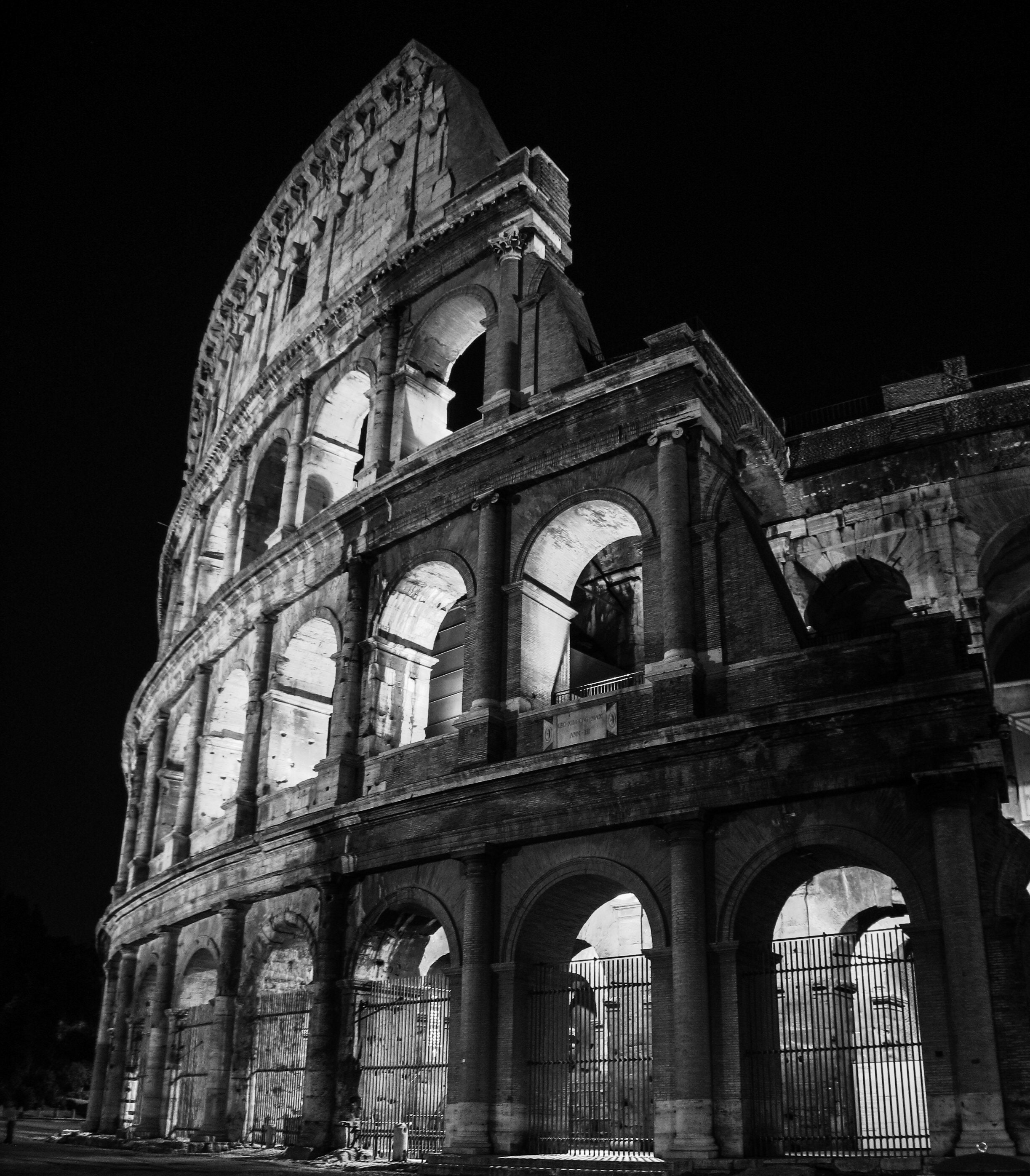 Colosseum Wallpaper Black And White