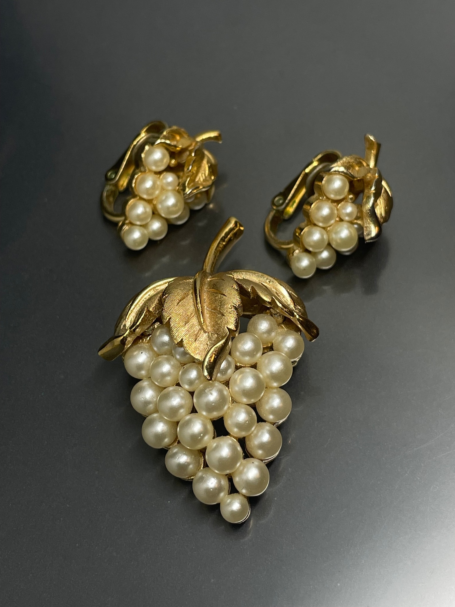VTG Crown Trifari Grape Cluster Faux Pearls Goldtone Brooch & Clip ...