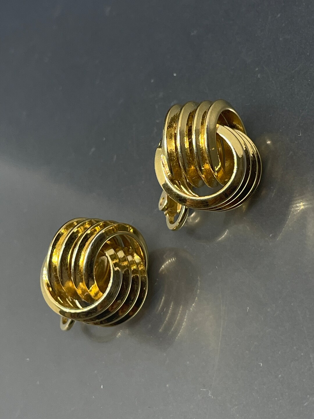VTG Crown Trifari Gold Tone Coil Knot Classic Career Simple 0.6 Clip ... VTG Crown Trifari Gold Tone Coil Knot Classic Career Simple 0.6 Clip ...