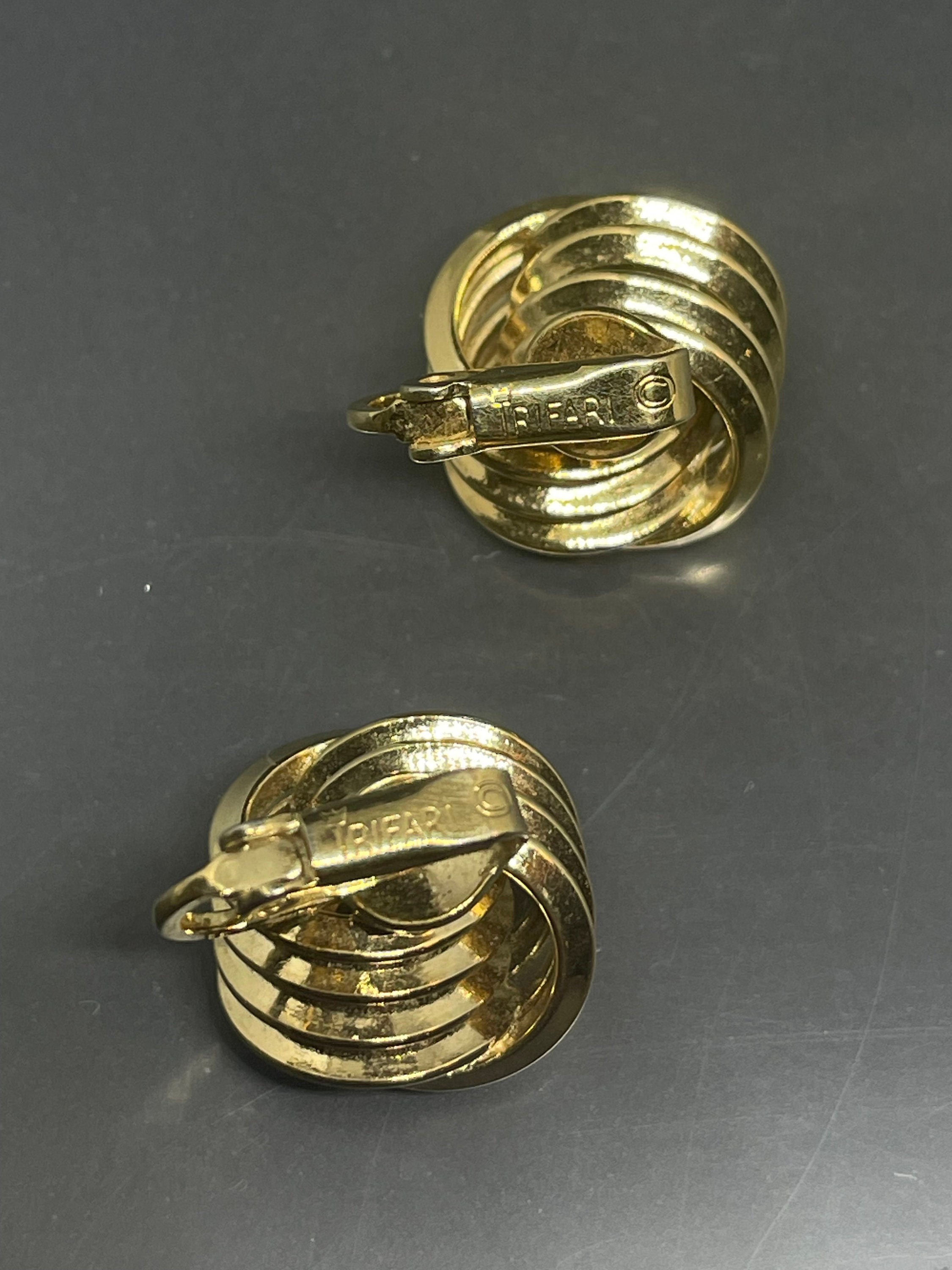 VTG Crown Trifari Gold Tone Coil Knot Classic Career Simple 0.6 Clip ...