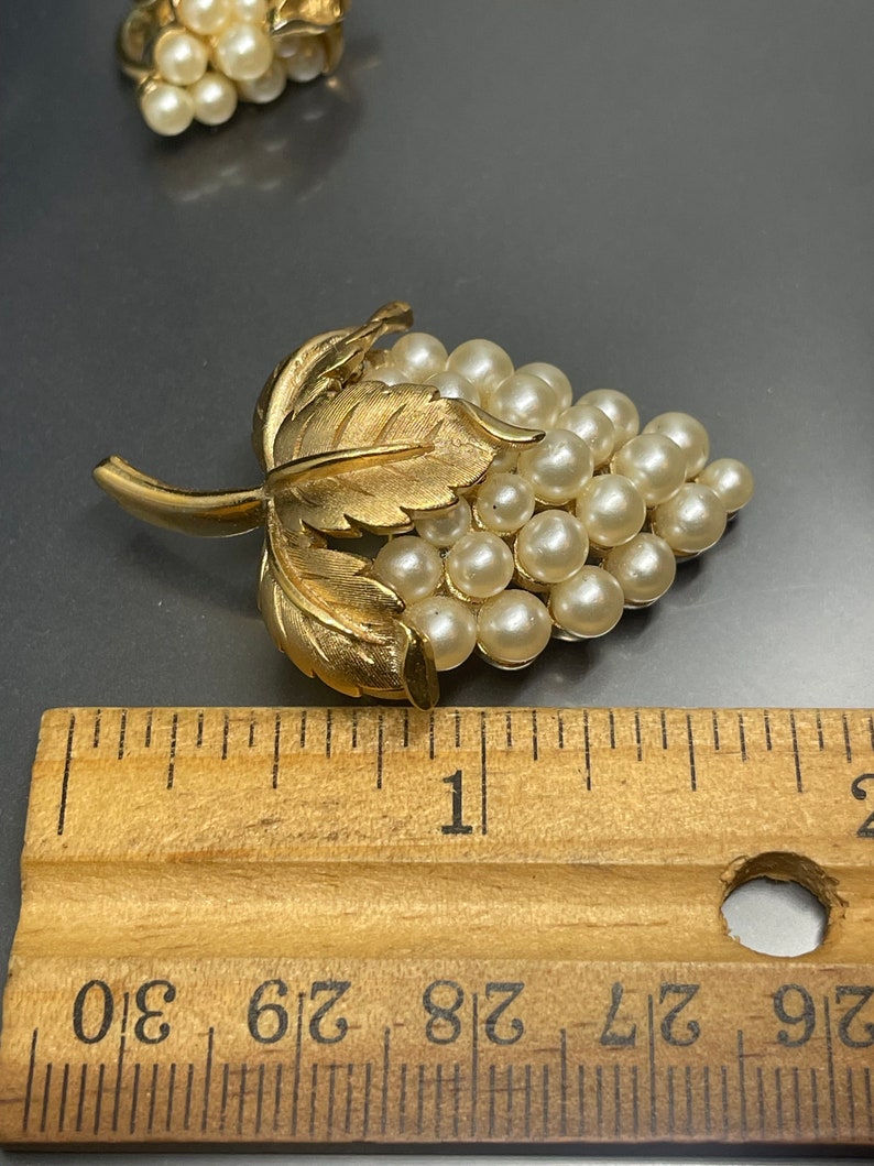 VTG Crown Trifari Grape Cluster Faux Pearls Goldtone Brooch & Clip ...