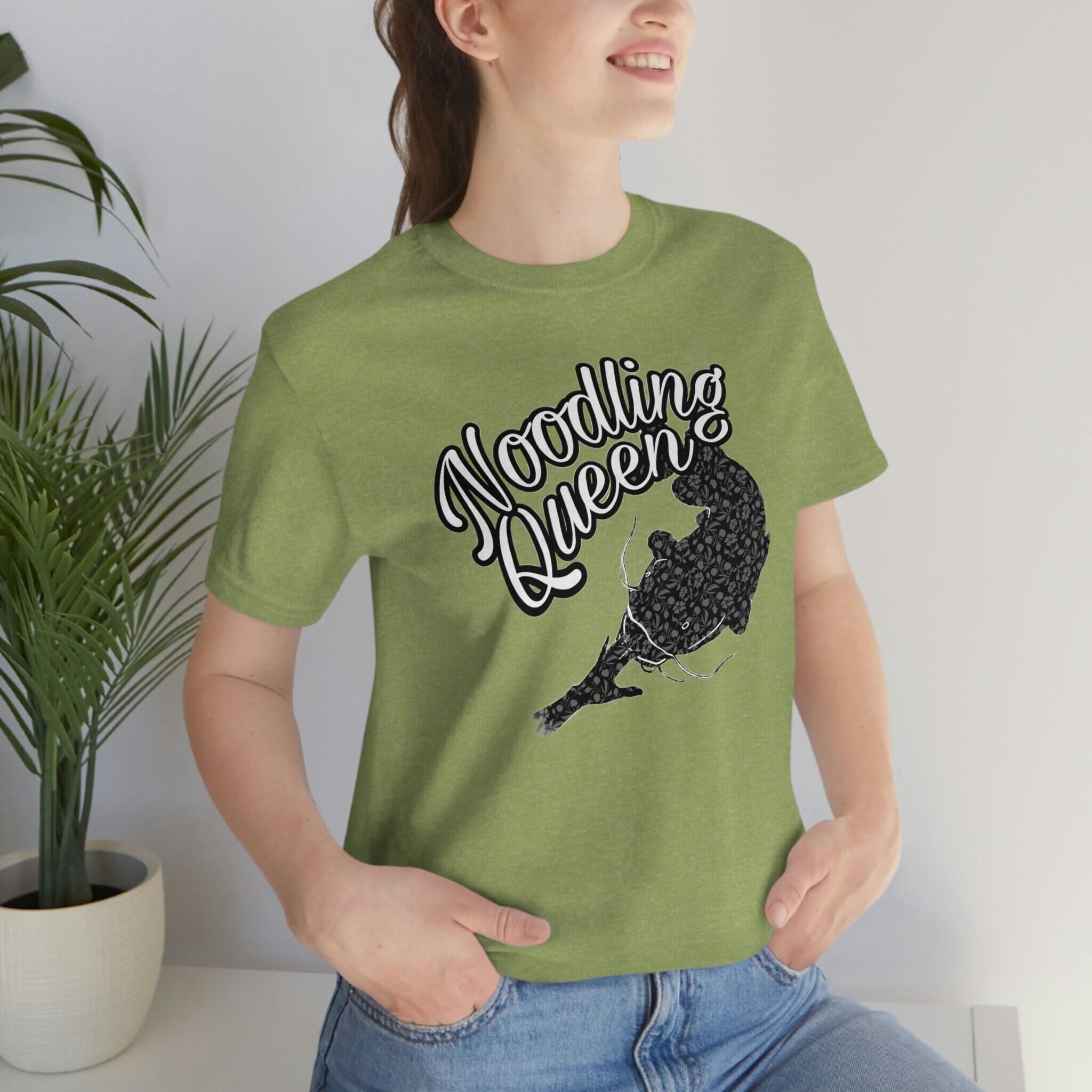 Camiseta de pesca CATFISH Noodling Queen para mujer Día de la Madre ...
