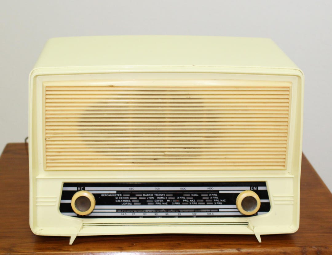 Vintage White Bakelite Valve FM 32 Radio - Etsy