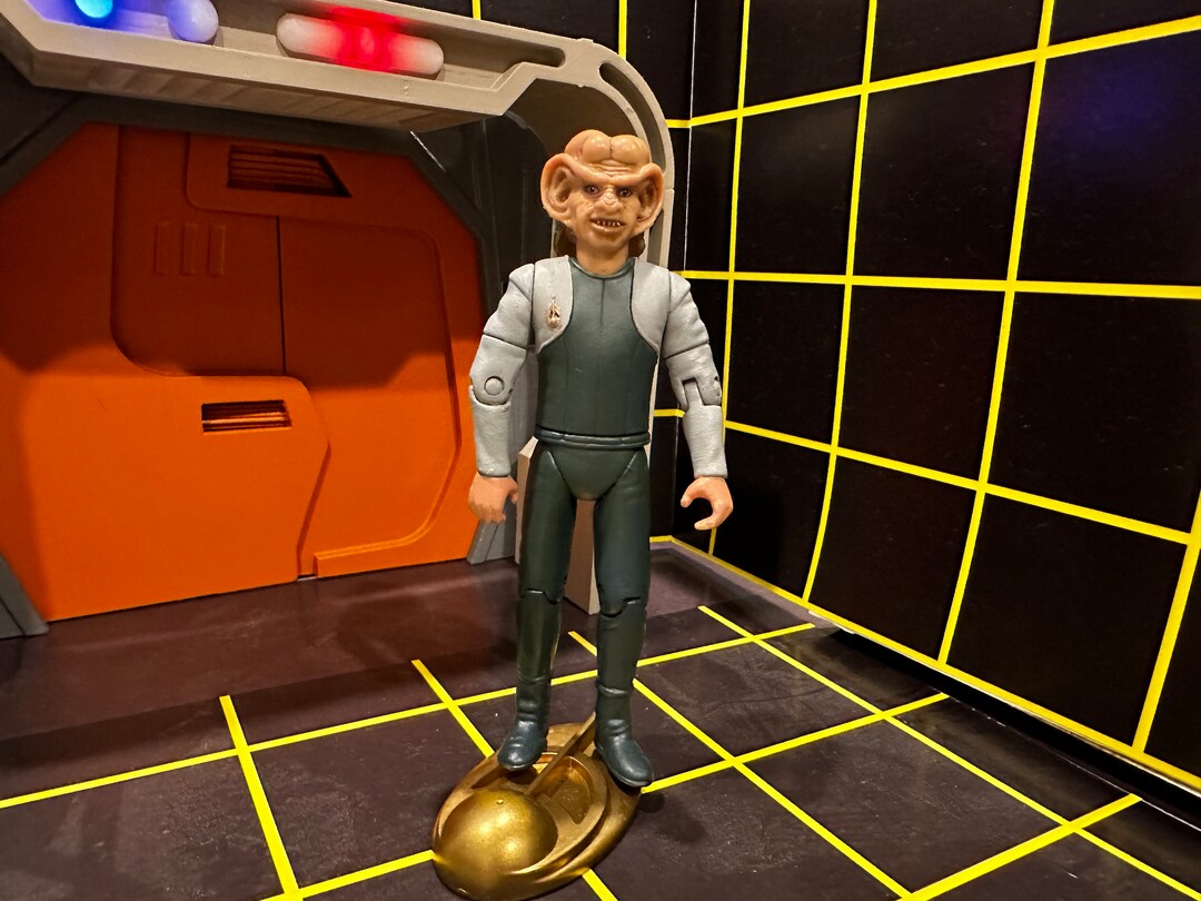 Bajoran Engineer Rom [star Trek DS9 Dominion War Line] - Etsy