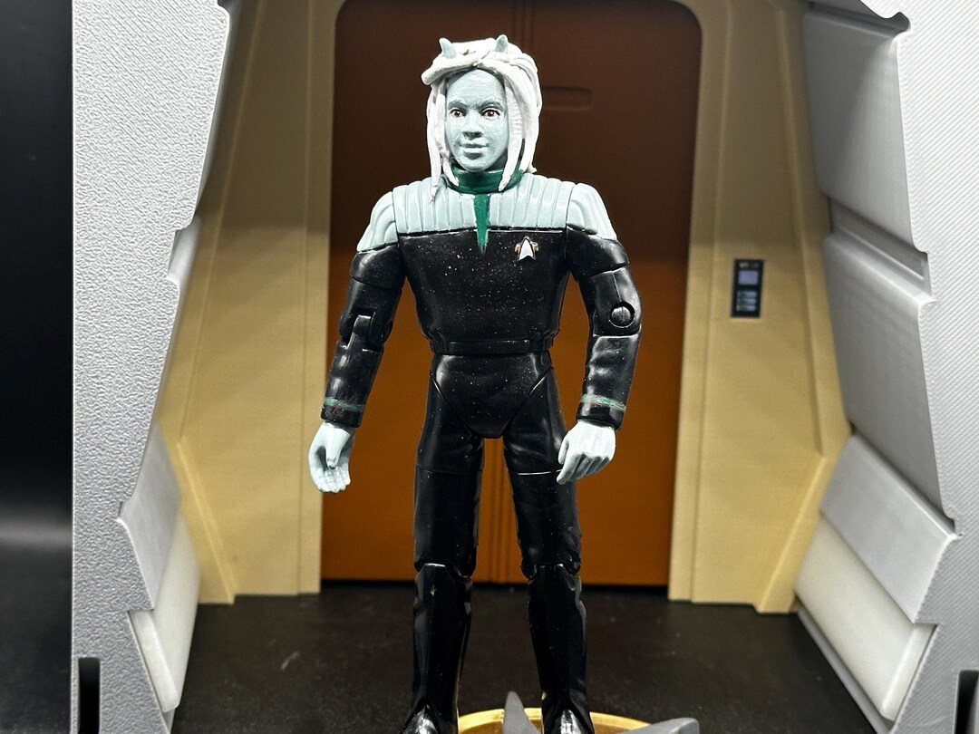 Ensign Thirishar Ch’thane From DS9 Book Line - Etsy