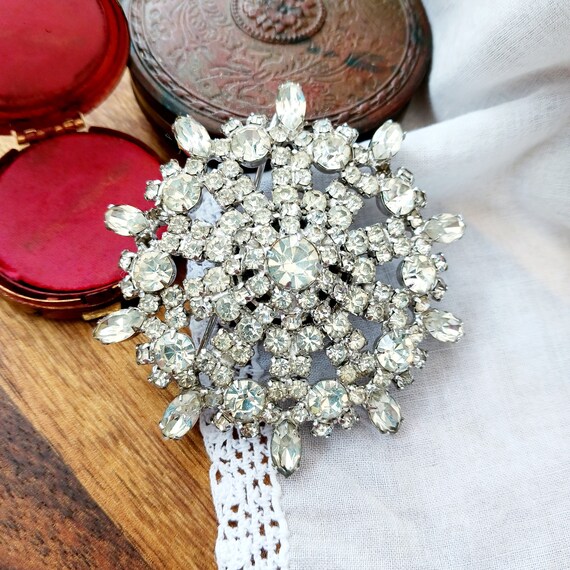 Vintage very large round rhinestone brooch, clear cry… - Gem