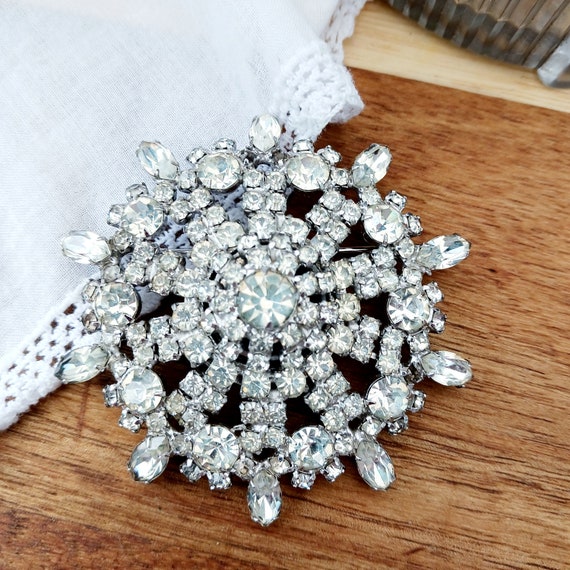 Vintage very large round rhinestone brooch, clear cry… - Gem