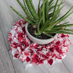Red and White Rag Rug Fabric Wreath, Handmade - Etsy