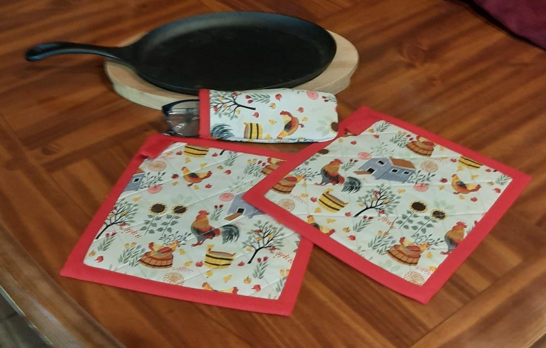 A Set of 2 Chicken Printed Pot Holder With Matching Skillet Sleeve - Etsy