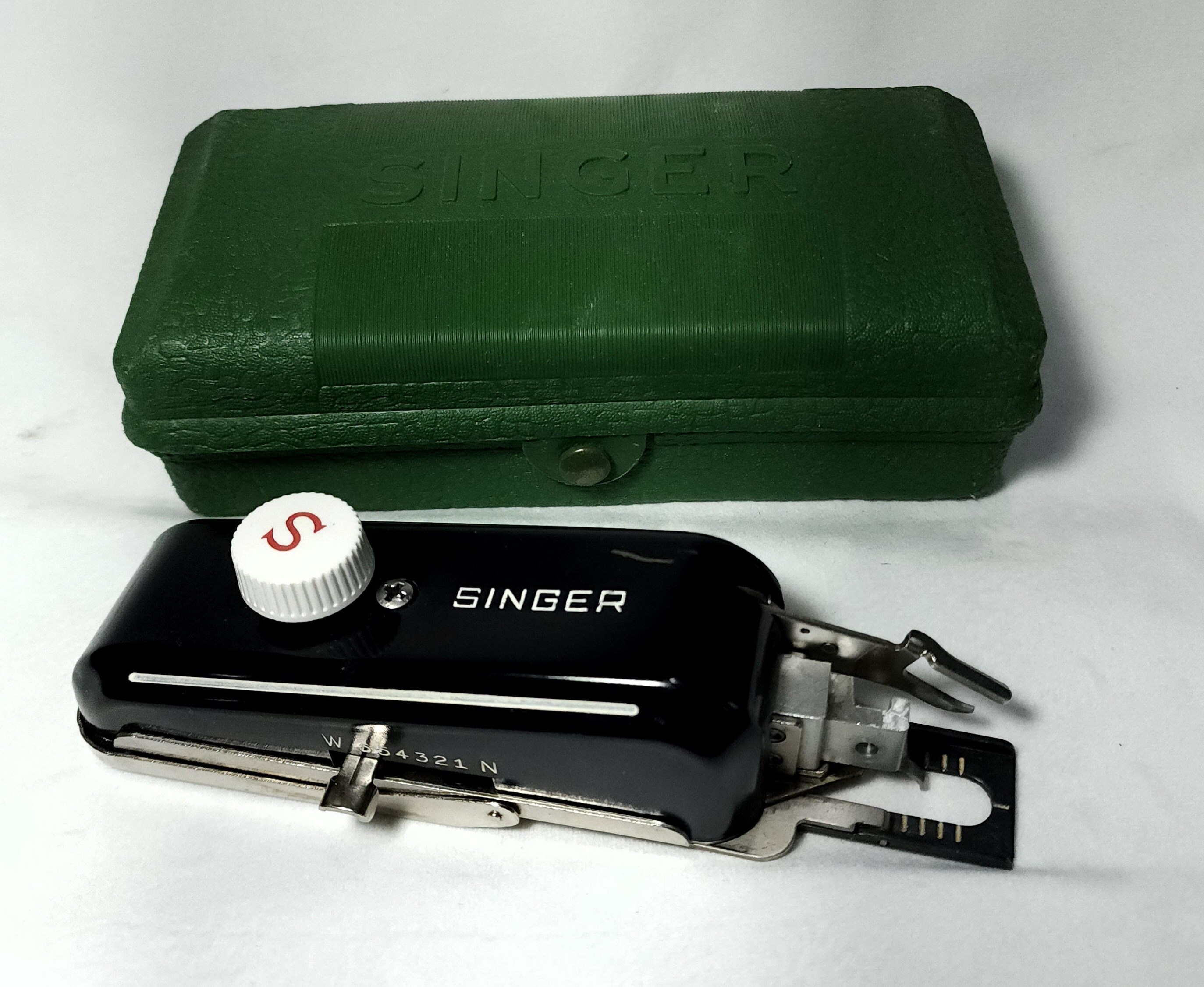 Vintage Old SINGER Sewing Machine Buttonholer Set 160506 Original Box ...