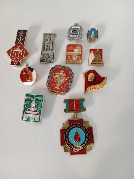 Collection of vintage Russian military pins - Gem