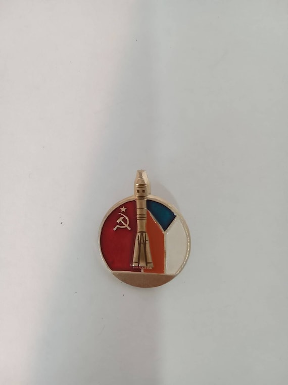 Collection of vintage Russian military pins - Gem
