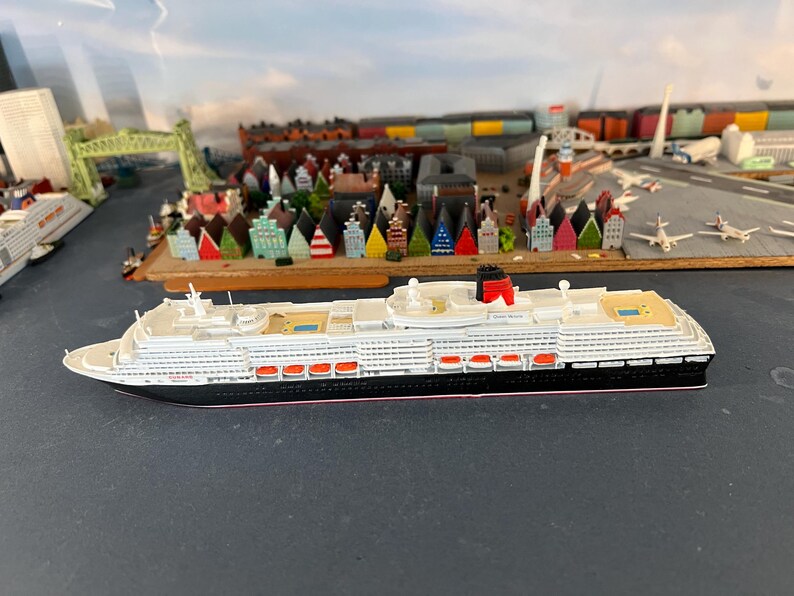 Queen Victoria - 1/1250 Cruise Ship Model - CMKR 324 - Cunard - Etsy