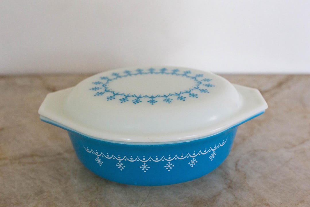 Vintage 1970s Pyrex Snowflake Blue Garland 1 1/2 Quart Oval Casserole ...