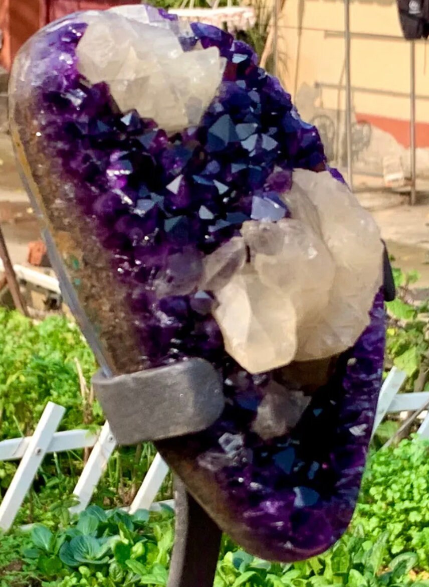 Stunning Amethyst Geode With Calcite Formations. Gem Grade Geode Quartz ...