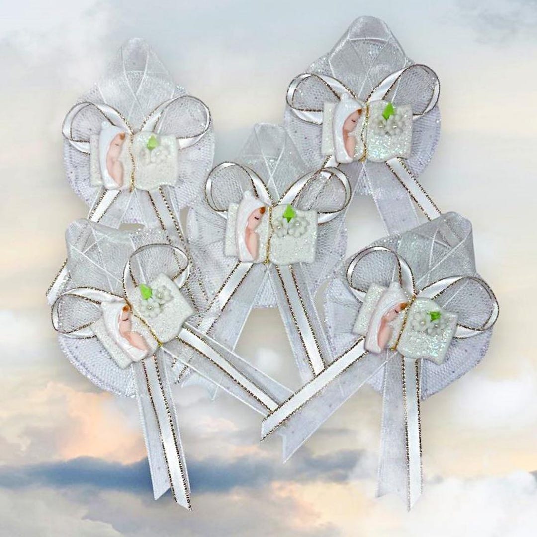 Girl Praying Capias/pin on Favor for Baptism, First Communion ...