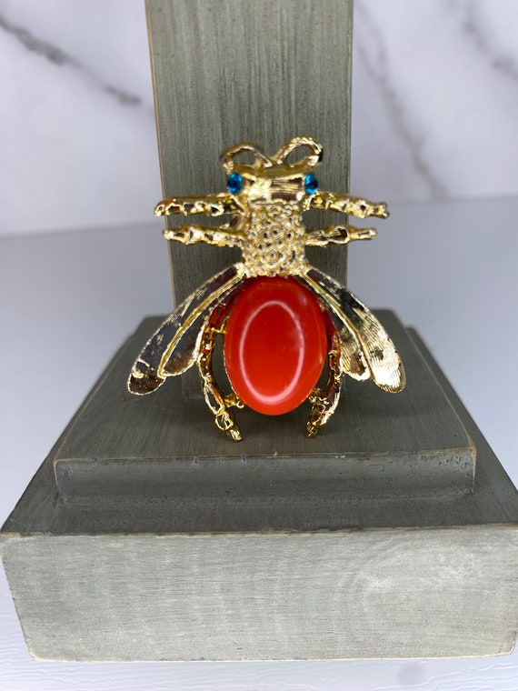 1950s Coral Belly and Goldtoned Wasp Brooch Pin with … - Gem