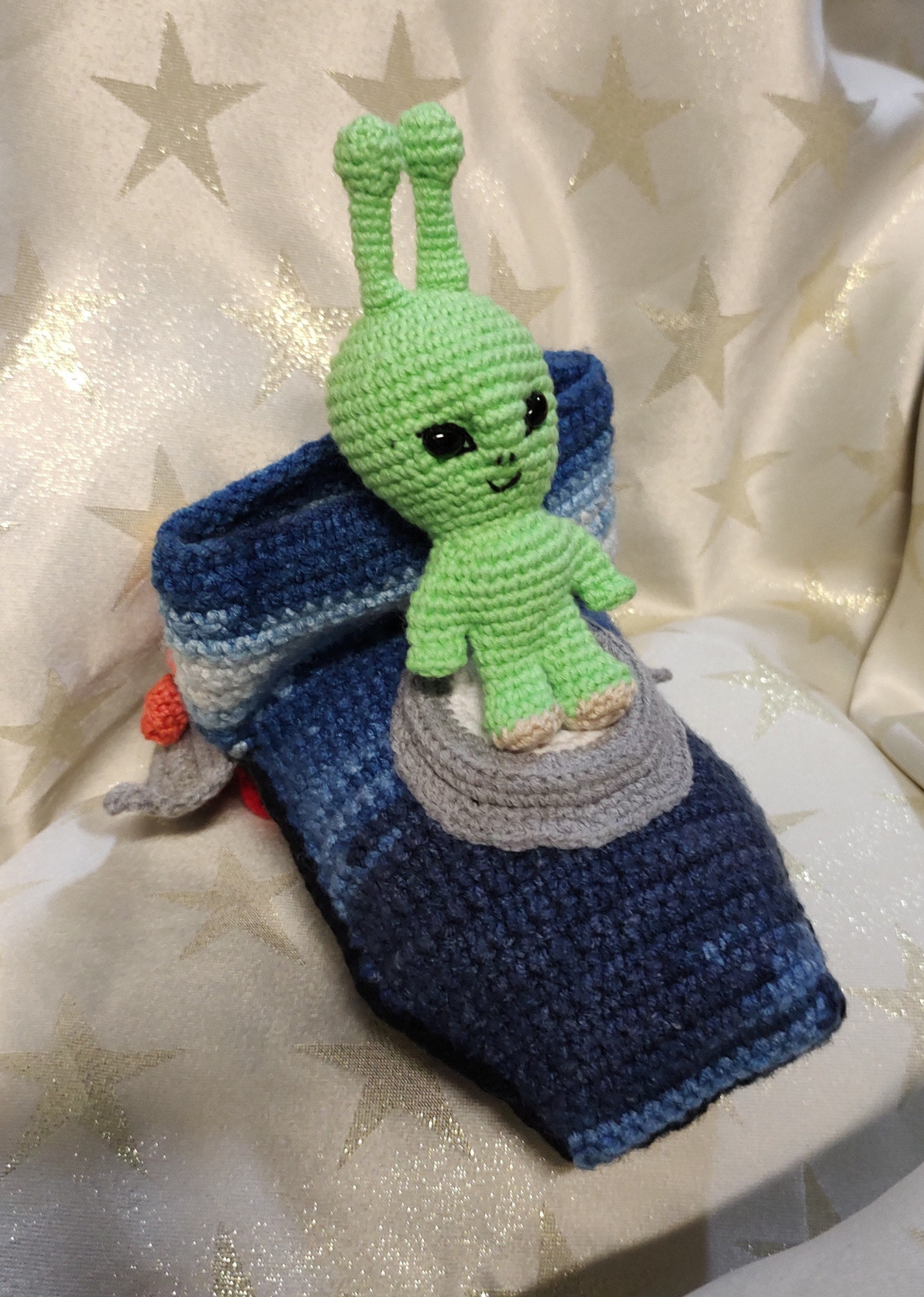 Alien Mine, Green Alien With a Spaceship, Creature From Another Planet ...