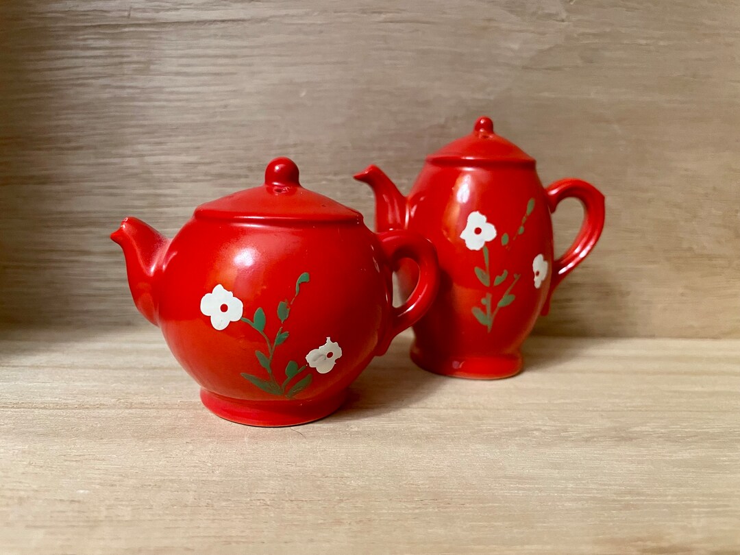 Vintage Red With White Flowers Teapot Salt and Pepper Shaker Set - Etsy
