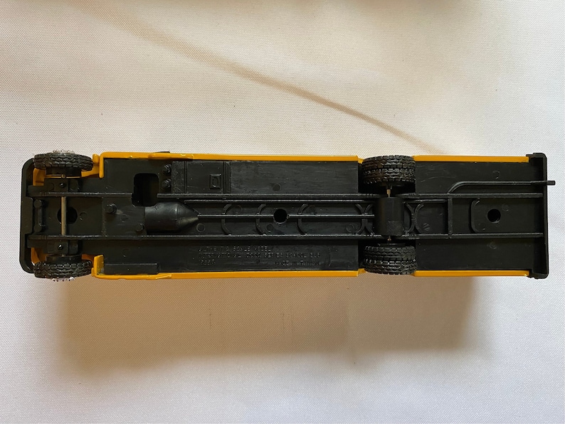 Die Cast Yellow School Bus International 3000 Authentic Scale Model ...