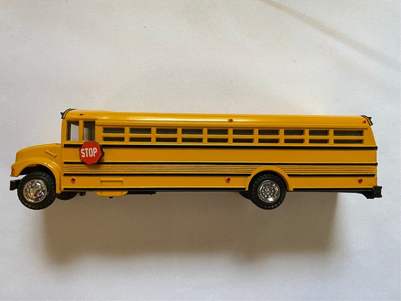 Die Cast Yellow School Bus International 3000 Authentic Scale Model ...