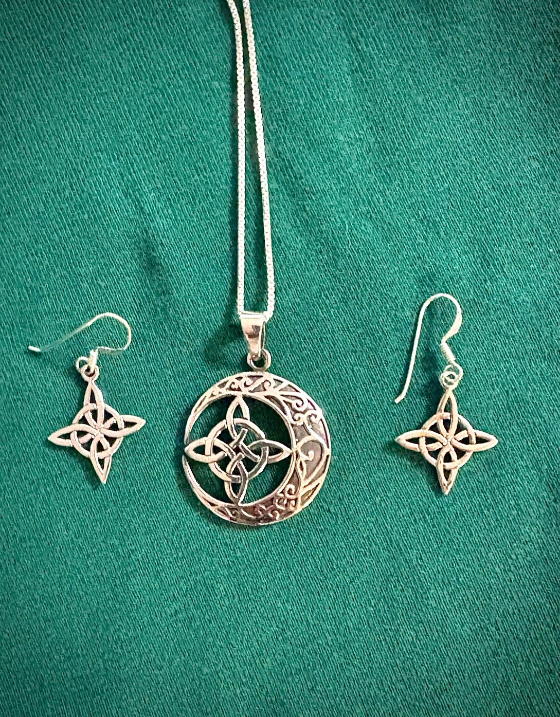 Witch's Knot Hexefus Magic Knot Celtic Pendant, Crescent Moon, Silver ...