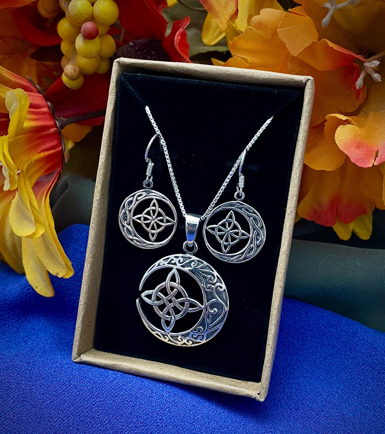 Witch's Knot Hexefus Magic Knot Celtic Pendant, Crescent Moon, Silver ...