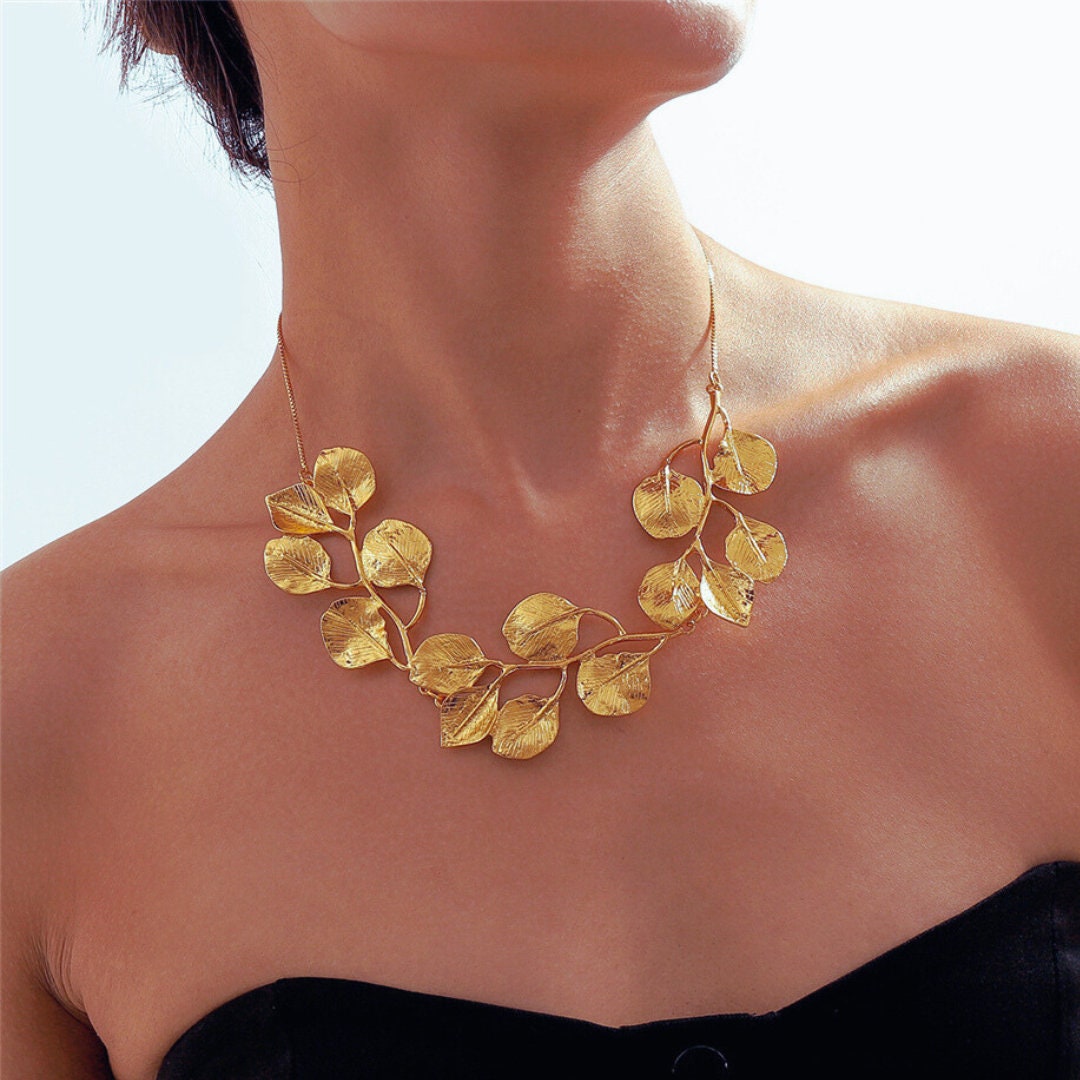 Collana girocollo con pendente a foglia grande, Collana girocollo con pendente a foglia grande ...
