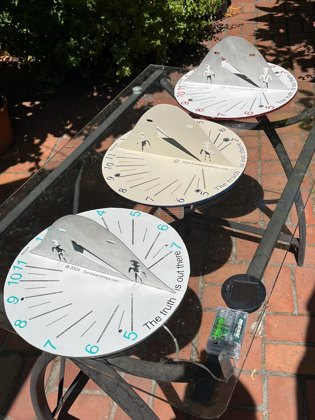 Custom UFO Sundial With Aliens: Garden Art, Solar Time, Illumination ...