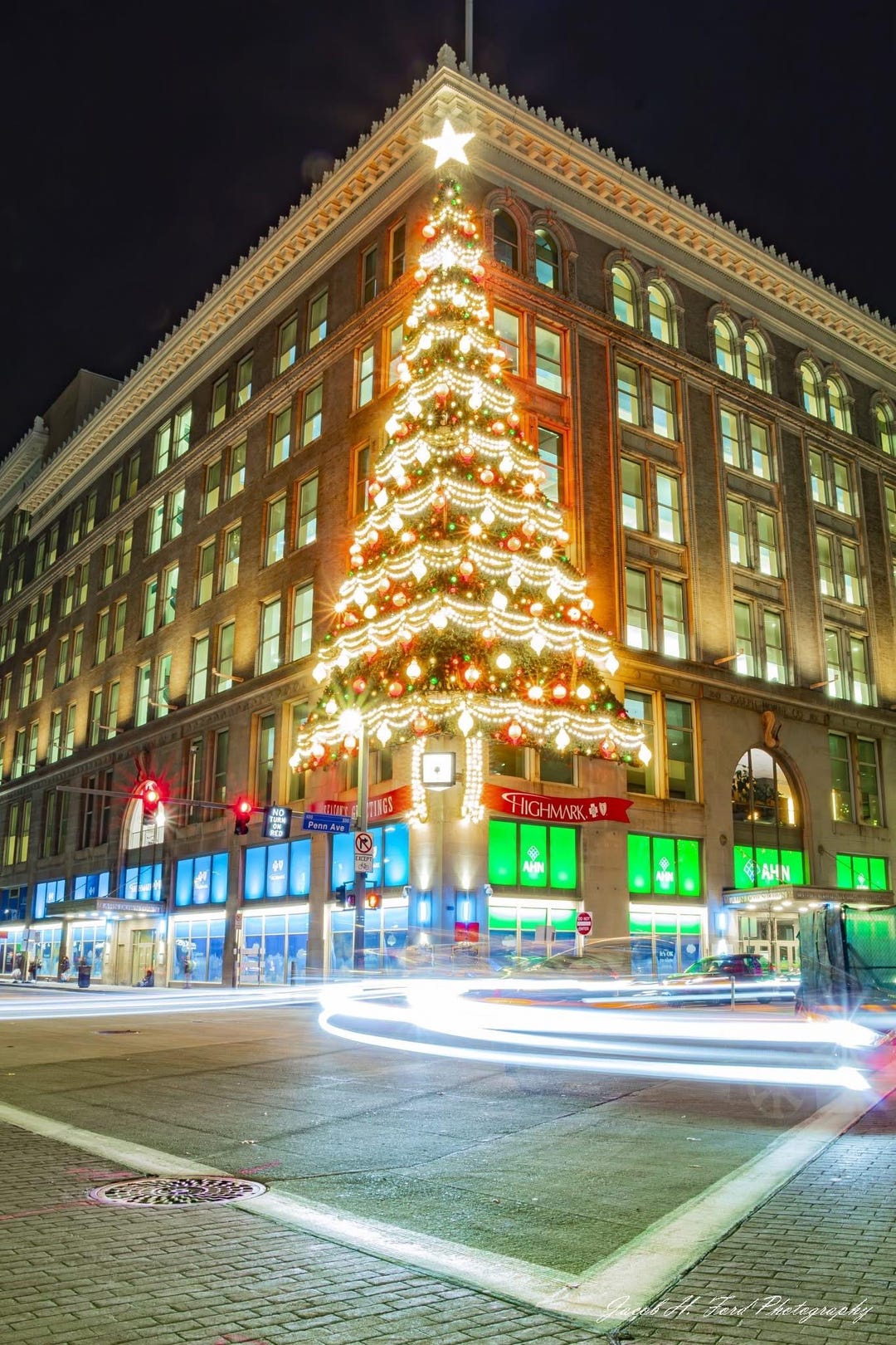 The Horne’s Christmas Tree at Corner of Penn Avenue & Stanwix Street on ...