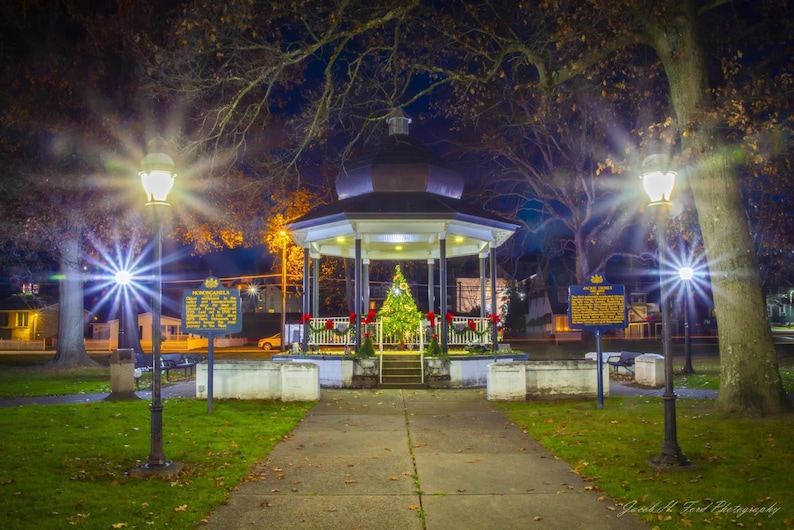 John Moreschi Gazebo With Christmas Tree at Dusk With Lamp Posts - Etsy