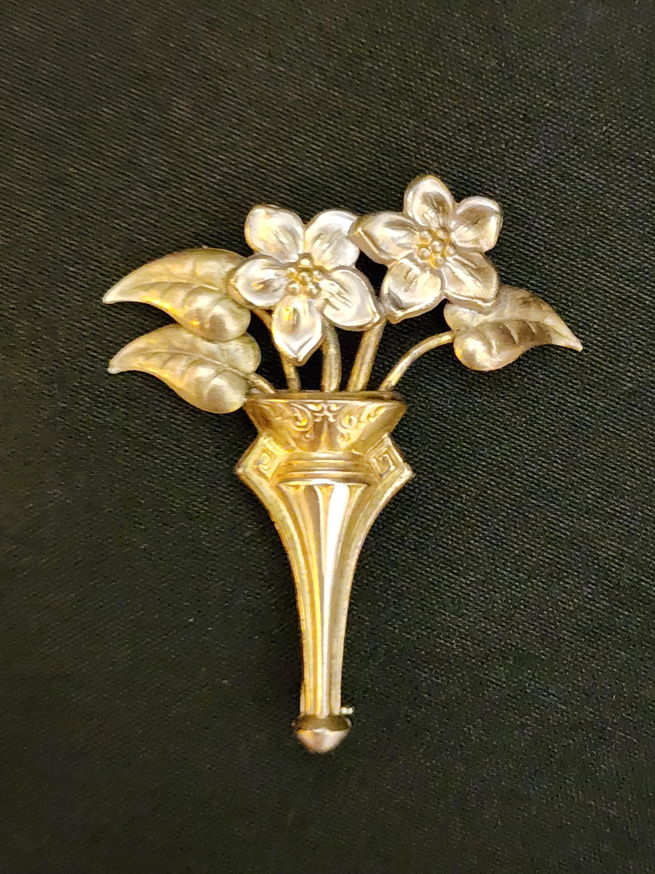 Vintage 1940s-50s Detailed Multitone Flowers in Vase Brooch Lapel Scarf ...