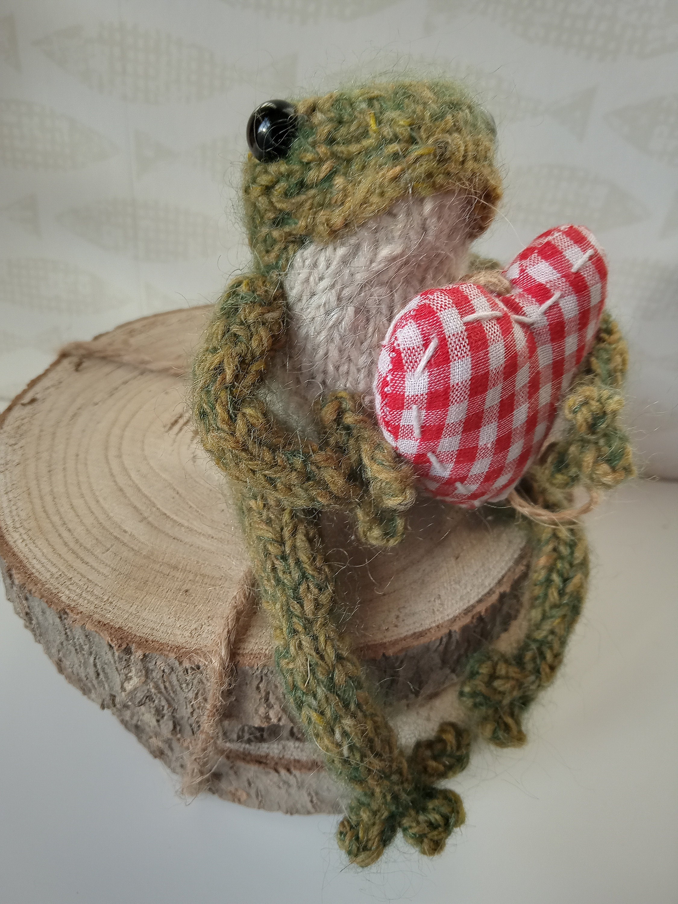 Knitted Frog in Love - Etsy