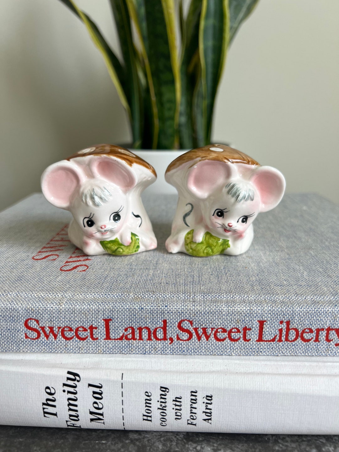 Vintage Enesco Missy Mouse Mushroom Salt and Pepper Shakers - Etsy