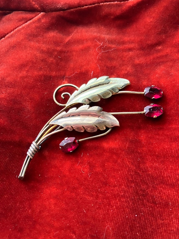 Ruby Red Stones Vintage Flower Brooch - Gem