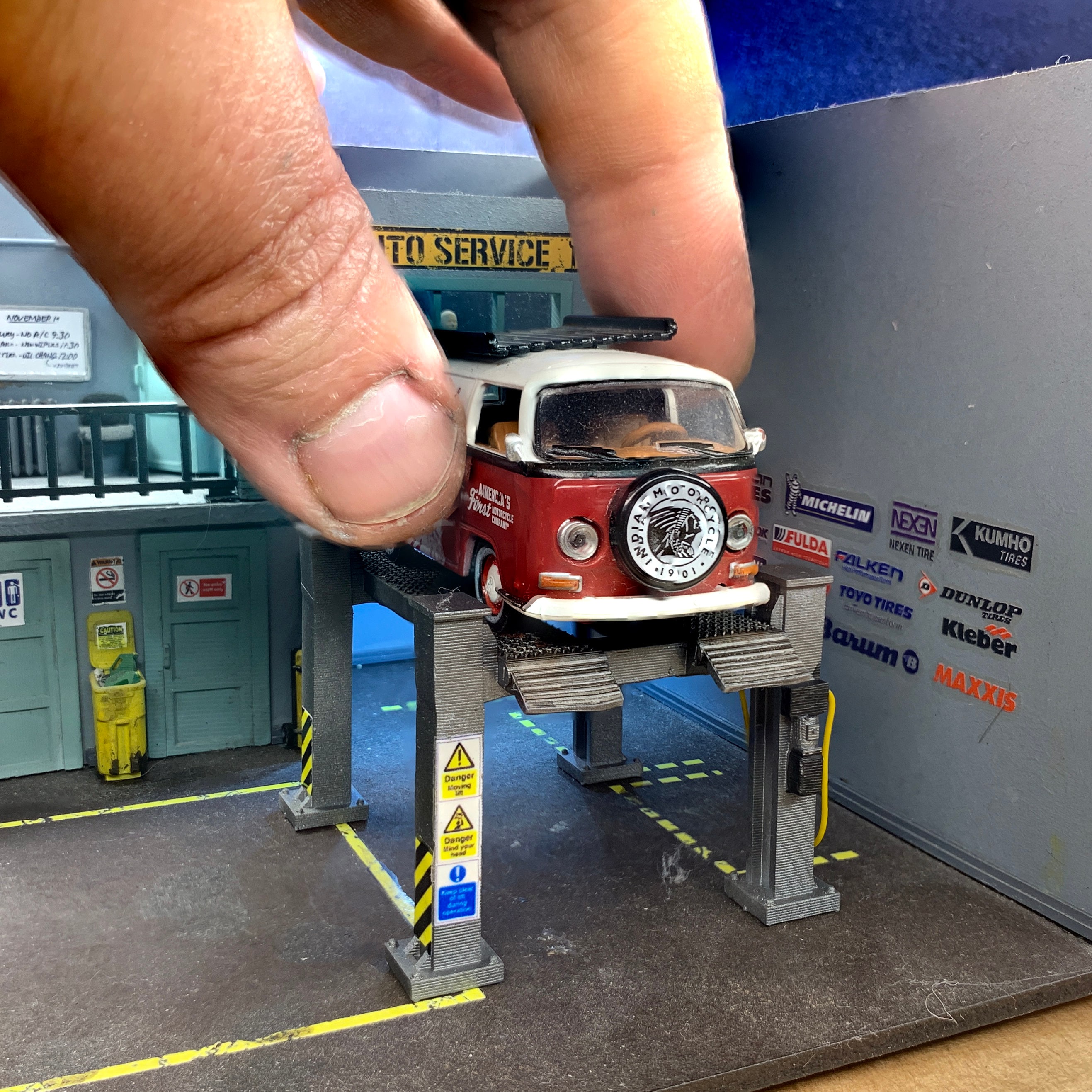 1/64 Scale 4 Post Car Lift Elevator for Mini Cars Garage Diorama Layout ...