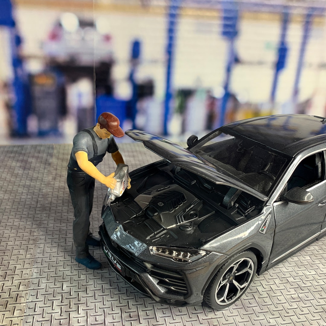 1:18 Scale Diorama Garage Car Service Mechanic Changing Oil - Etsy