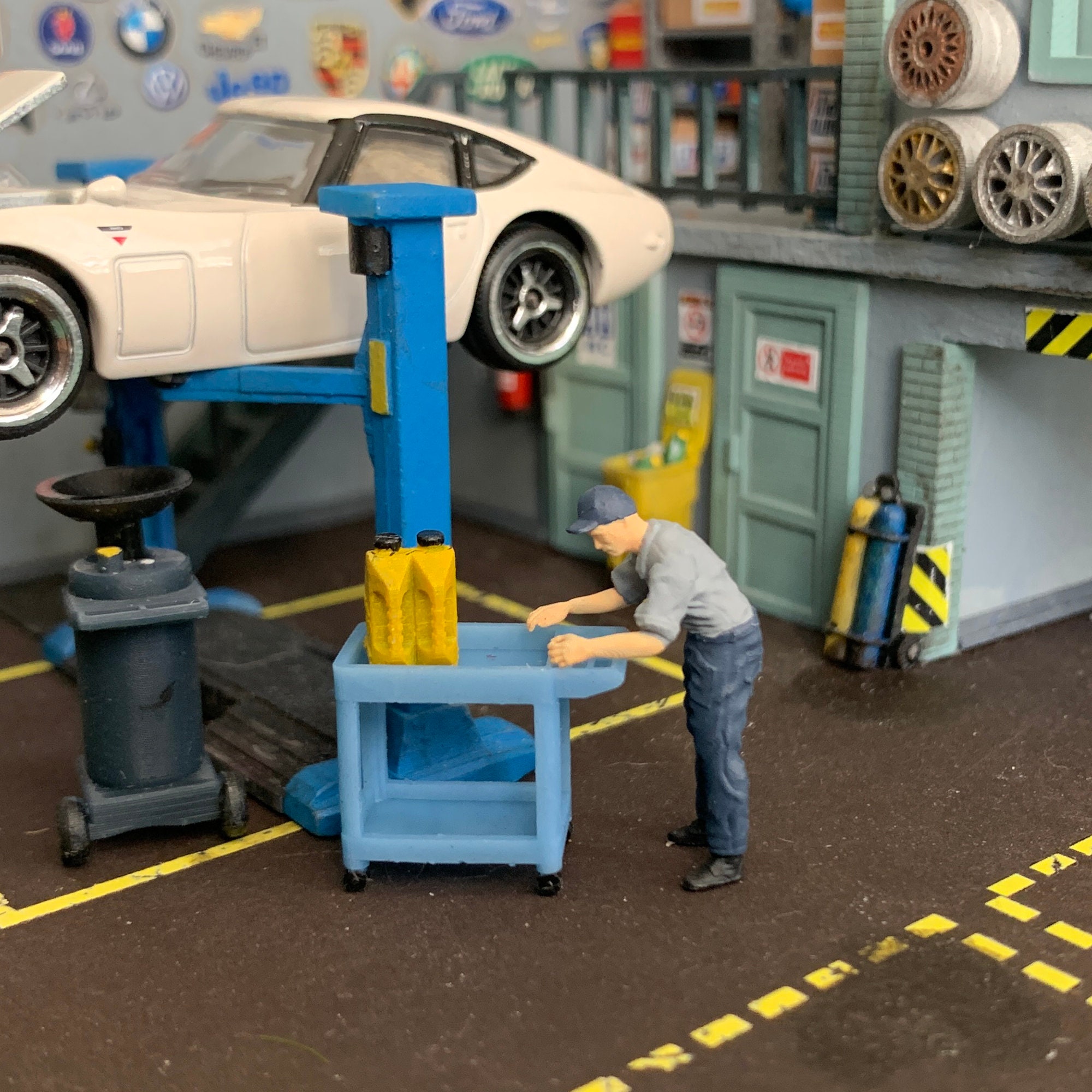 1/64 Garage Diorama Mechanics Change of Oil Figures Set 1 - Etsy