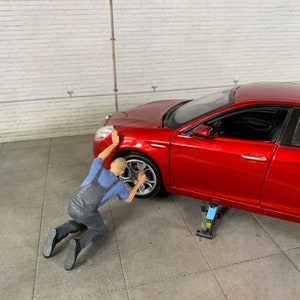 1-24 Scale Garage Mechanic Changing Wheel Figure - Detailed People ...