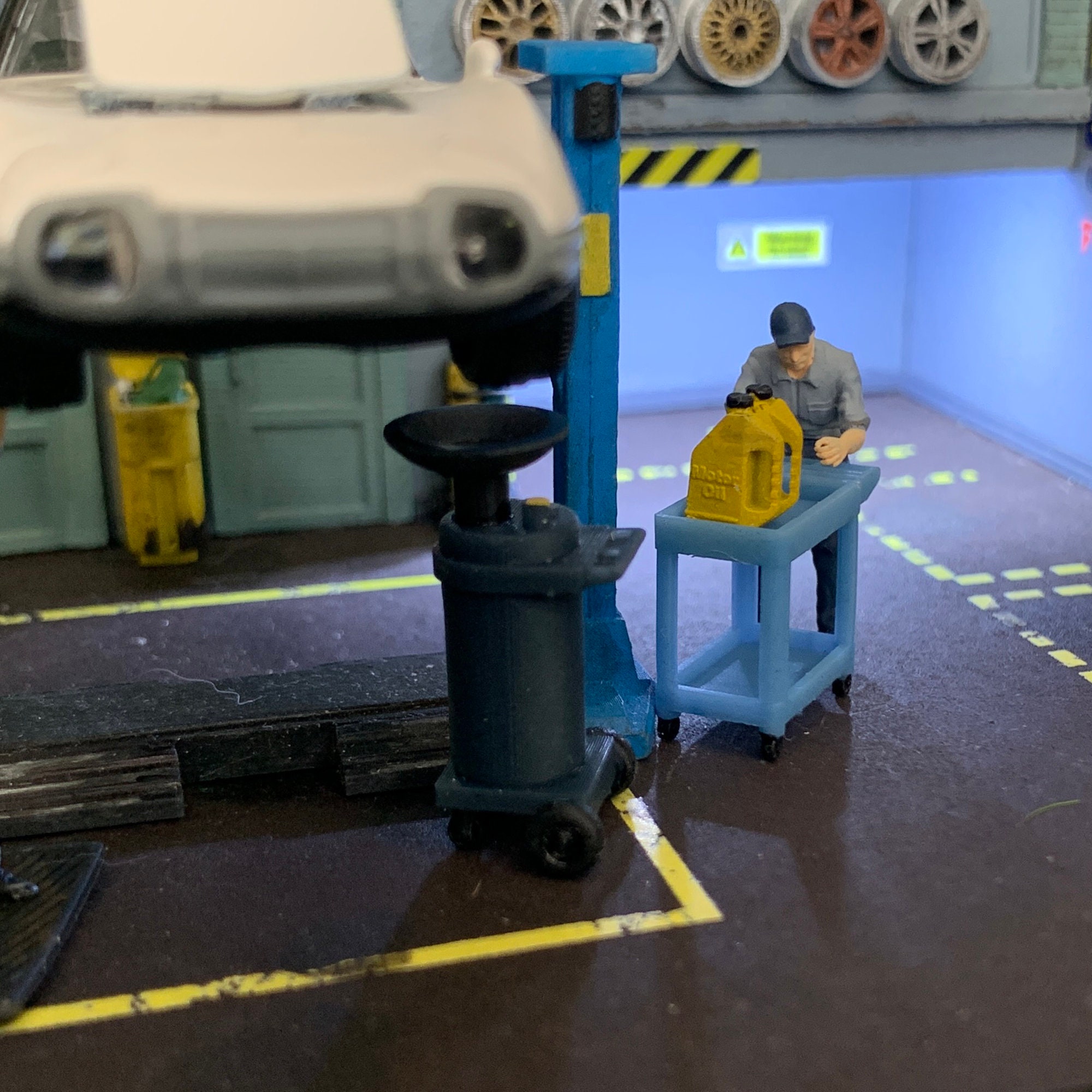 1/64 Garage Diorama Mechanics Change of Oil Figures Set 1 - Etsy